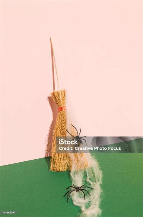 분홍색과 짙은 녹색 배경에 빗자루 거미줄 및 거미가있는 최소한의 할로윈 장면 짜증나고 소름 끼치는 휴가 개념 거미줄에 대한 스톡 사진 및 기타 이미지 Istock