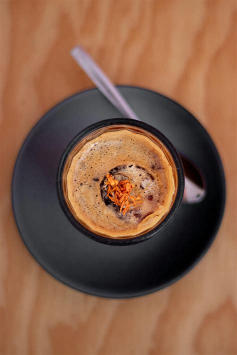 골동품 그라인더 금속 꽃 꽃병 나무 드라이플라워 디자인 따뜻한 러스틱 레트로 맛 블랙 커피 비스킷 빈티지 석기 숟가락 술을 마시다