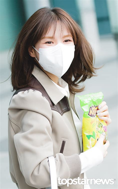 [hd포토] 레드벨벳 Red Velvet 웬디 새콤달콤한 것을 품에 안고 웬디의 영스트리트 출근길 네이트 연예