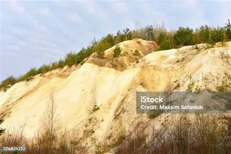 채석장 채굴 후 인공 산에 분필 구조 광산 중에 형성된 기술성 암석 0명에 대한 스톡 사진 및 기타 이미지 0명 가문비나무 개발형 광산 Istock
