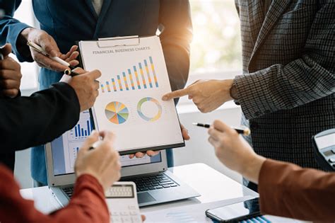 비즈니스 팀 선물 새로운 시작 프로젝트를 수행하는 전문 투자자 현대 사무실에서 스마트 폰과 노트북 및 디지털 태블릿 컴퓨터를 사용하는 재무 관리자 개발에 대한 스톡 사진 및