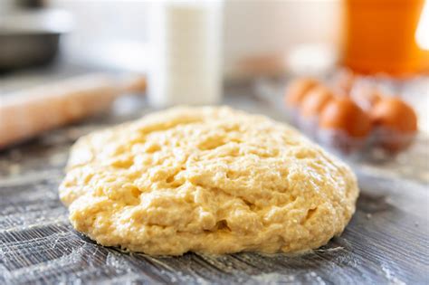 어두운 나무 테이블에 반죽 롤링 핀과 베이킹 재료의 최고 보기 반죽의 준비 개념에 대한 스톡 사진 및 기타 이미지 개념