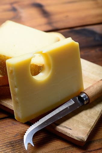 스위스의 에멘탈 또는 Emmentaler 매체 하드 치즈 둥근 구멍 Gruyere 아펜젤러와 전통적인 치즈 퐁듀와 그 라 탕에 사용 하는 라 클 렛 치즈 0명에 대한 스톡