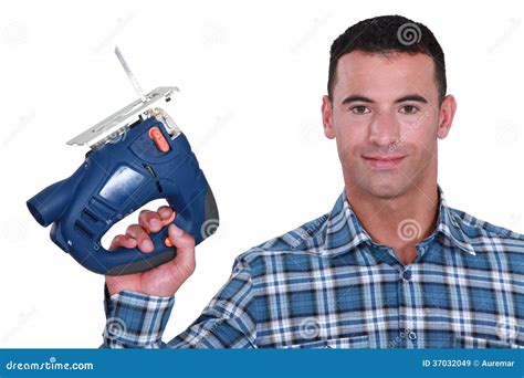 Homem Que Guarda A Serra De Fita Imagem De Stock Imagem De Faixa Corte