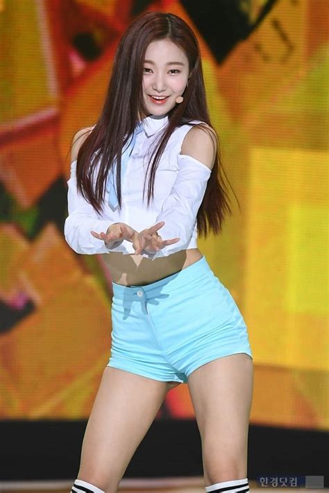 모모랜드 연우 사랑스러운 미소~ 한국경제