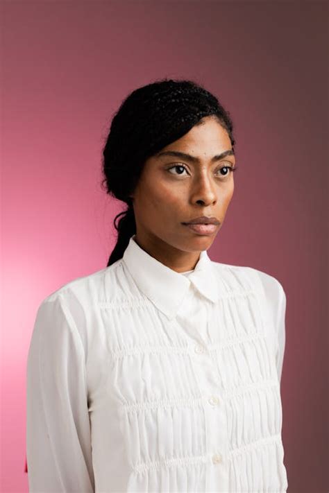 분홍색 배경의 여성 초상화 · 무료 스톡 사진