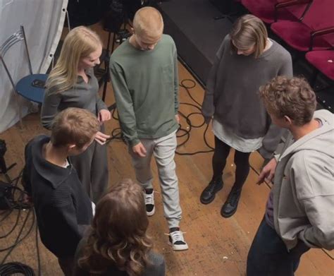 В Екатеринбурге сотни человек собрались для повторения танца из «Слово пацана Monavista Daily