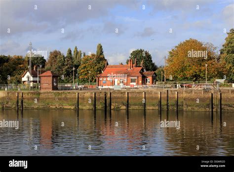 Teddington Lock On The River Thames At Teddington Sw London Uk Stock