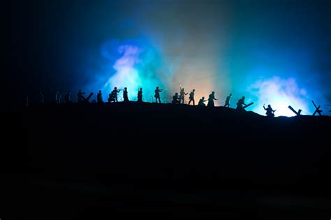 전쟁 개념 군사 실루엣 전쟁 안개 하늘 배경에 장면 싸움 차 세계 대전 독일 탱크 실루엣 아래 흐린 스카이 라인 밤에 공격 장면 장갑차와 보병 개성 개념에 대한 스톡 사진