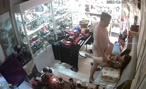 黑客破解隐私泄密真实偸录玩古董收藏的有钱猥琐大叔店内接连把三位熟女客户给肏了心甘情愿无套内射 XX视频