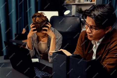 Premium Photo Working Sales Manager Pointing To Missing Report Data