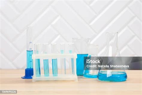 테스트 튜브가 있는 실험실 유리제품 플라스크 드롭퍼 페트리 접시 과학 실험실용 컵 및 실린더 0명에 대한 스톡 사진 및 기타