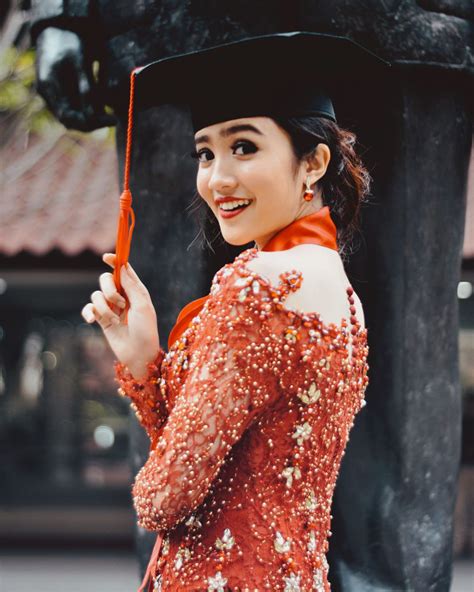 9 Inspirasi Makeup Wisuda ala Artis, Natural hingga Glam!
