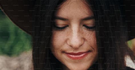 소녀 손에 아름 다운 나비입니다 세련된 힙스터 산속의 숲에서 손가락에 아파투라 아이리스를 들고 있는 모자를 쓴 행복한 여자