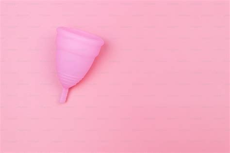 분홍색 배경에 분홍색 재사용 가능한 실리콘 생리 컵 평면도 공간 복사 여성 위생 부인과 및 건강의 개념 사진 Unsplash의 피 이미지