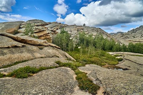 거 대 한 바위와 바위의 기괴 한 모양 음력 풍경sibiny 호수 주변 돌 바위 산의 아름 다운 풍경 Neer 외스케멘 도시 동 카자흐스탄 0명에 대한 스톡 사진 및 기타