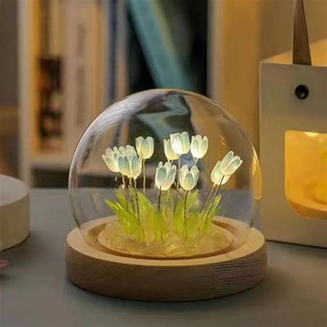 Оригінальний подарунок на 14 лютого день Святого Валентина дівчині букет тюльпанів у колбі з