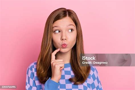 젊은 예쁜 아가씨의 사진은 손가락 터치 턱 모양 빈 공간 숙고하다 아이디어 분홍색 배경 위에 고립되어 있다고 생각합니다 16 17 살에 대한 스톡 사진 및 기타 이미지