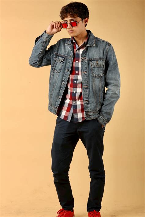 계절 패션 남성 패션 노란색 배경 데님 망 패션 멋진 모습 멋진 복장 버튼 업 셔츠 빈티지 스타일 빨간 운동화