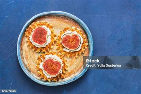 파란색 배경에 접시에 무화과와 크림 수 제 와플 보기 상위 공간을 복사 평평 하다 0명에 대한 스톡 사진 및 기타 이미지 0명 갈색 건강한 식생활 Istock