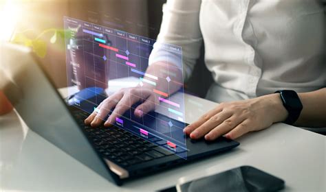 노트북에서 작업하고 가상 화면에서 회사의 Gantt 차트 일정 인터페이스를 사용하여 작업 및 마일스톤 진행 계획을 업데이트하는