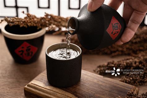 中国传统酒文化白酒倒酒喝酒图片素材