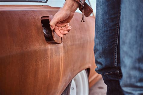 남성 핸드는 급 유를 위해 조정 된 복고풍 차의 가스 캡을 엽니다 가을에 대한 스톡 사진 및 기타 이미지 가을 갈색 개념