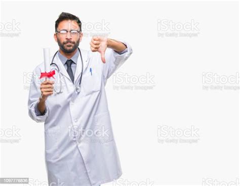 성인 히스패닉 의사 남자와 성 난 얼굴 아래로 엄지 싫어 보여주는 음수 부호 거부 개념 고립 된 배경 위에 학위를 들고 언쟁에 대한 스톡 사진 및 기타 이미지 Istock