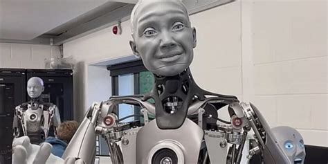 Нүдээ анивчиж хөмсгөө өргөдөг яг л хүн шиг дүр төрхтэй робот бүтээжээ Мэдээ мэдээлэл