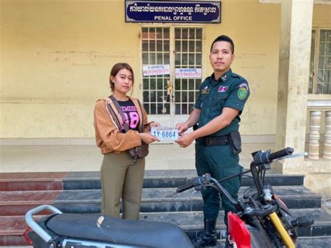 គេហទំព័រ ស៊ី អេច ខេ ញូស៍ Chk News លោក វរសេនីយ៍ឯក ឈឿង គឹម សុង នាយ ការិយាល័យ នគរបាល ព្រហ្មទណ្ឌ