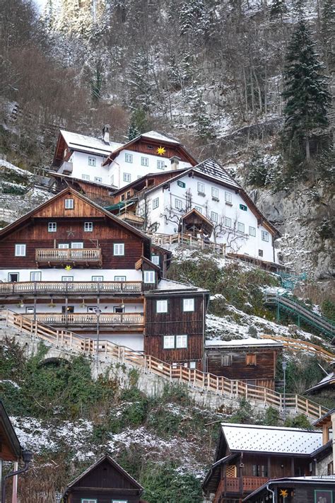건물 건축 겨울 경치 경치가 좋은 관광 구시가지 그림 같은 기이 한 나무 눈 덮인 눈이 내리는 러스틱 마을 마을 전망 목가적인 목조 목조 주택