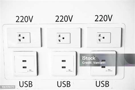 벽에 플러그와 Usb 충전 허브 0명에 대한 스톡 사진 및 기타 이미지 0명 Usb 케이블 네트워크 연결 플러그 Istock