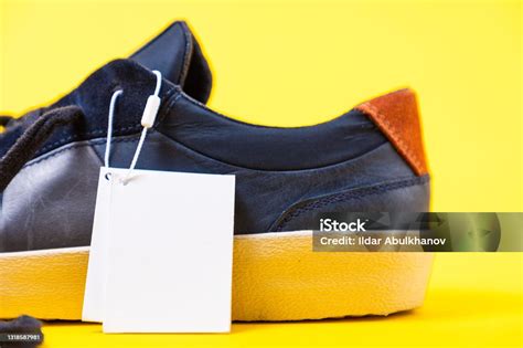 노란색 배경에 파란색 가죽으로 만든 남자의 새로운 운동화 신발 의 뒷면 클로즈업 공간을 복사합니다 모의 0명에 대한 스톡 사진 및 기타 이미지 Istock