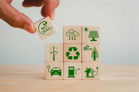순 제로 및 탄소 중립 개념 순 제로 온실가스 배출 목표 기후 중립적 장기 전략 손으로 회색 배경에 녹색 그물 제로 아이콘과 녹색 아이콘나무 큐브를 넣어 지속 가능한 자원에