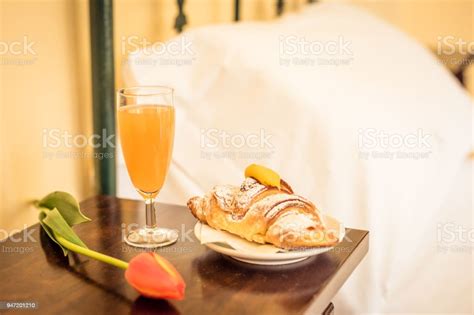 아침 식사입니다 노란 크림 오렌지 주스와 밤 테이블에 붉은 꽃의 유리 크로 0명에 대한 스톡 사진 및 기타 이미지 0명 가루 설탕 가정 생활 Istock