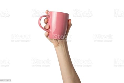 여성의 손은 흰색 배경에 뜨거운 커피 또는 차와 보라색 컵을 들고있다 커피 브레이크 컨셉 아침 식사 겨울에 대한 스톡 사진 및