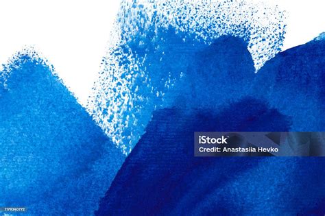 밝은 다채로운 수채화 배경입니다 흰색 배경에 고립 된 손으로 그린 울트라 마린 페인팅 곤색에 대한 스톡 벡터 아트 및 기타 이미지 곤색 그라데이션 깊은 Istock