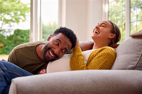 집에서 소파에있는 임신 한 부부와 여자의 위장을 듣는 남자와 함께 임신에 대한 스톡 사진 및 기타 이미지 임신 웃음 커플 Istock