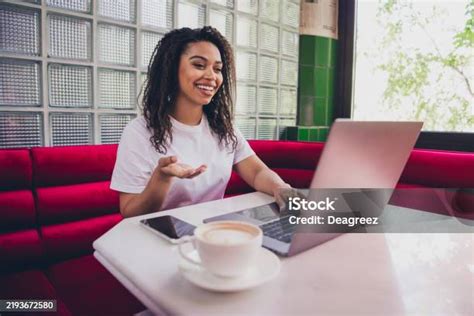 성공적인 비즈니스 레이디 토크 비디오 콜 노트북 현대 인테리어 사무실 커피 숍 실내 사진 25 29세에 대한 스톡 사진 및 기타
