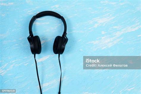 파란색 배경에 유선 블랙 헤드폰 상단에서 보기입니다 플랫레이 카피스페이스 0명에 대한 스톡 사진 및 기타 이미지 0명 Dj 개인 장식품 Istock