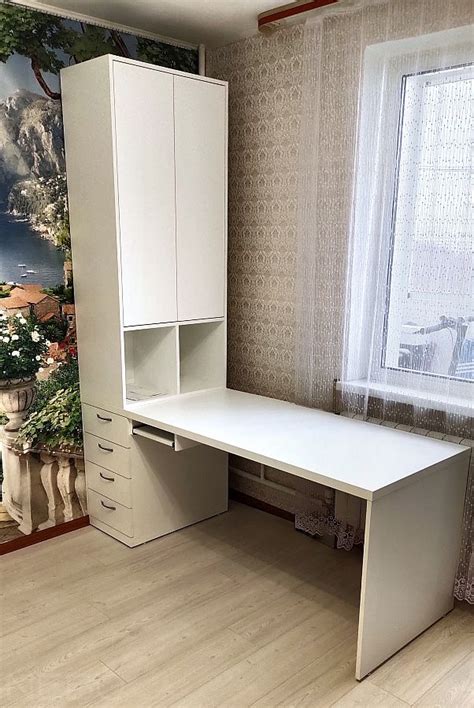 Белый письменный компьютерный стол с выдвижной полкой для сканера надстройкой шкафчиком и