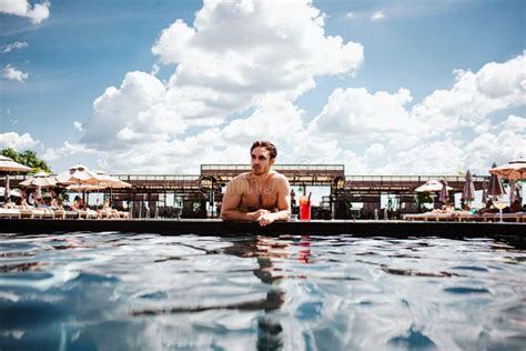 Junger Heißer Mann Der Am Swimpool Beruht Vorderansicht Des Sexy Gut Gebaut Mannes Mit Dem