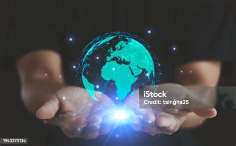 글로벌 국제 비즈니스 연결 통신 네트워크 기술 Iot 금융 비즈니스 블록체인 보안을 전송하는 데이터의 세계 가상 지구 디지털 통신 기술을 들고 있는 사업가 3차원 형태에