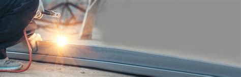 배너 남자 손은 보호 장갑을 착용 뜨거운 불꽃 금속 작업 컷 화재 철 작업장 자물쇠 제조공은 금속 공정을 절단합니다 용접 기계를 사용하는 건설 노동자 손 복사 공간으로