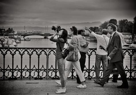 무료 이미지 검정색과 흰색 사람들 화이트 사진술 시티 도시의 군중 관광객 시가 전차 검은 단색화 Bw 솔직한 여자들 스위스 스타트 거리 미술