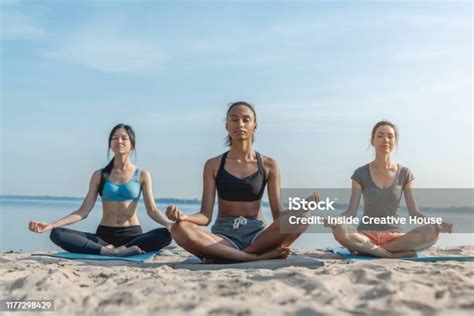 바다 해변에서 연꽃 위치에 명상 스포티 한 여자의 전면보기 요가 컨셉 3 명에 대한 스톡 사진 및 기타 이미지 3 명 강사 개념 Istock