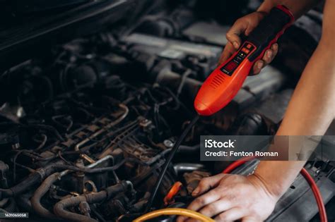 기술자는 자동차 에어컨 시스템 냉매 충전 수리공 유지 모니터 도구를 점검하고 고정 자동차 에어컨 시스템 에어컨 수리 점검 점검 30 34세에 대한 스톡 사진 및 기타 이미지