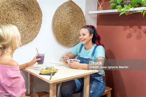 카페에서 건강한 아침 식사를하면서 함께 시간을 즐기는 친구들 2명에 대한 스톡 사진 및 기타 이미지 2명 30 34세 40 44세 Istock