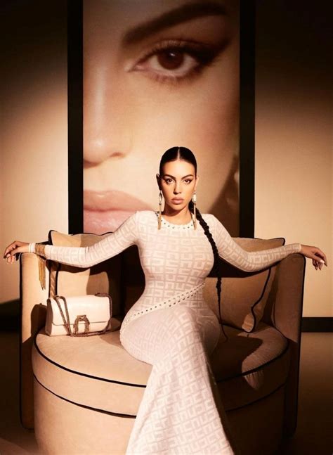 جورجينا رودريغيز تتباهى بحقائبها الثمينة وهذه أغلاها زهرة الخليج