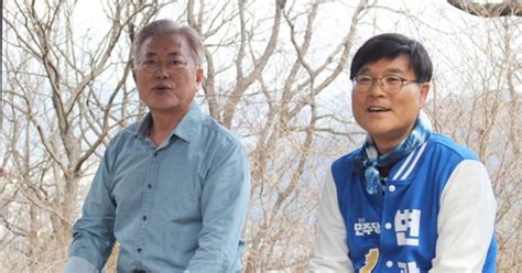 파란 옷 입고 총선 후보와 산행한 문 전 대통령선거법은